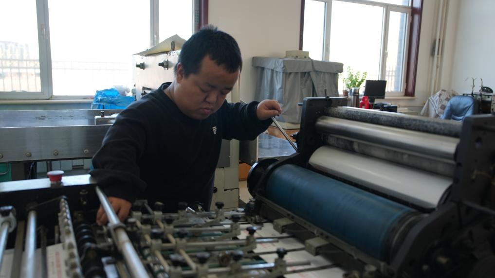 这些“特殊”的人是“幸福印刷师”：一个33年的暖心故事-新华网