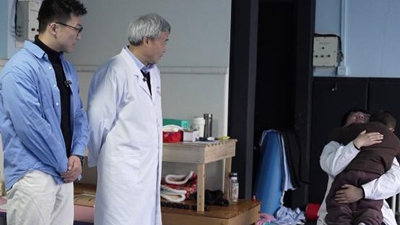 “京医千询”医疗大模型全面开源 综合得分位列MedBench评测榜第一-新华网