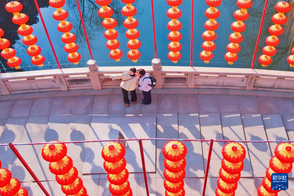 张灯结彩迎新年-新华网